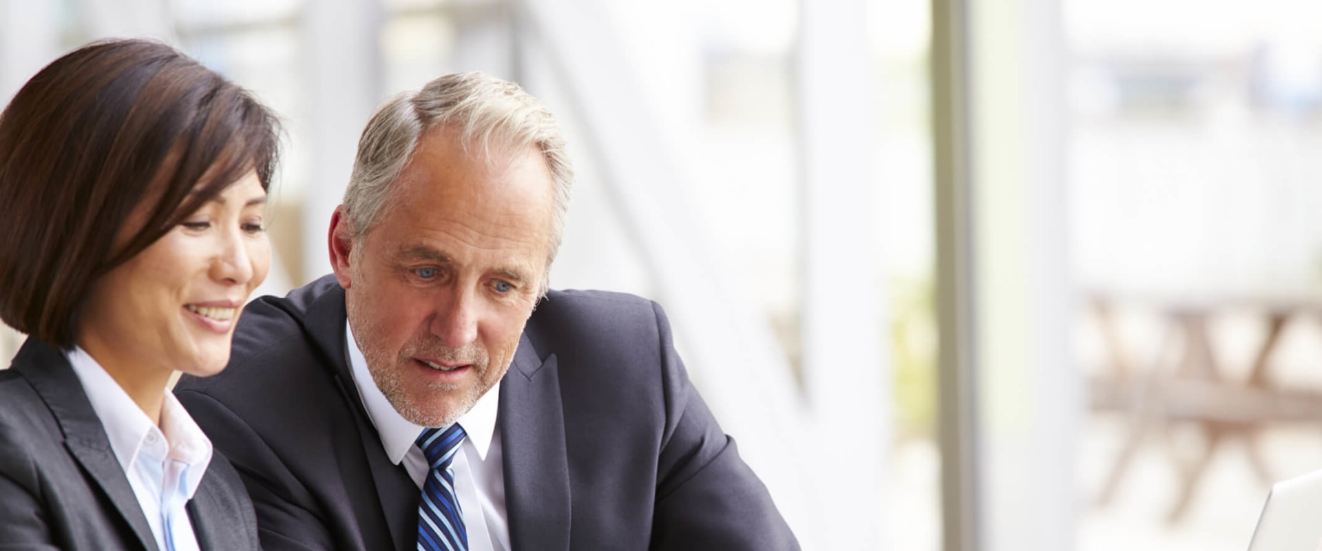 What you should know before getting into a relationship with a lawyer?